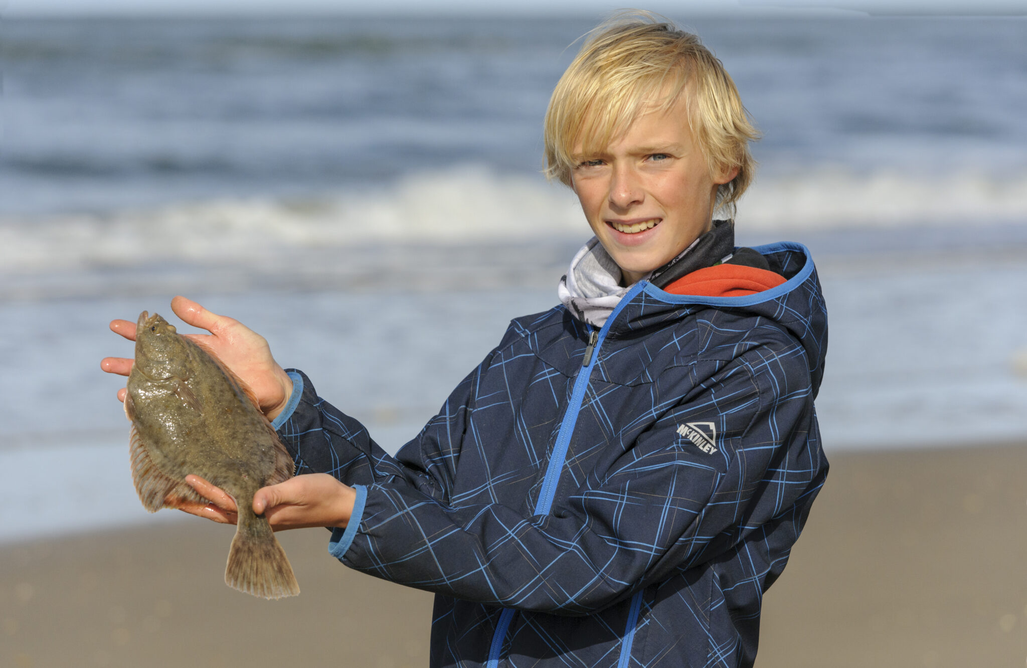Zeevissen vanaf het strand (video)